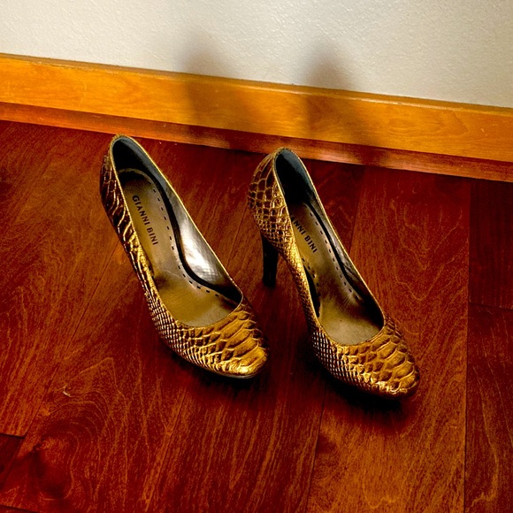 Gianni Bini | Shoes | Gold Metallic Snake Skin Pumps | Poshmark
